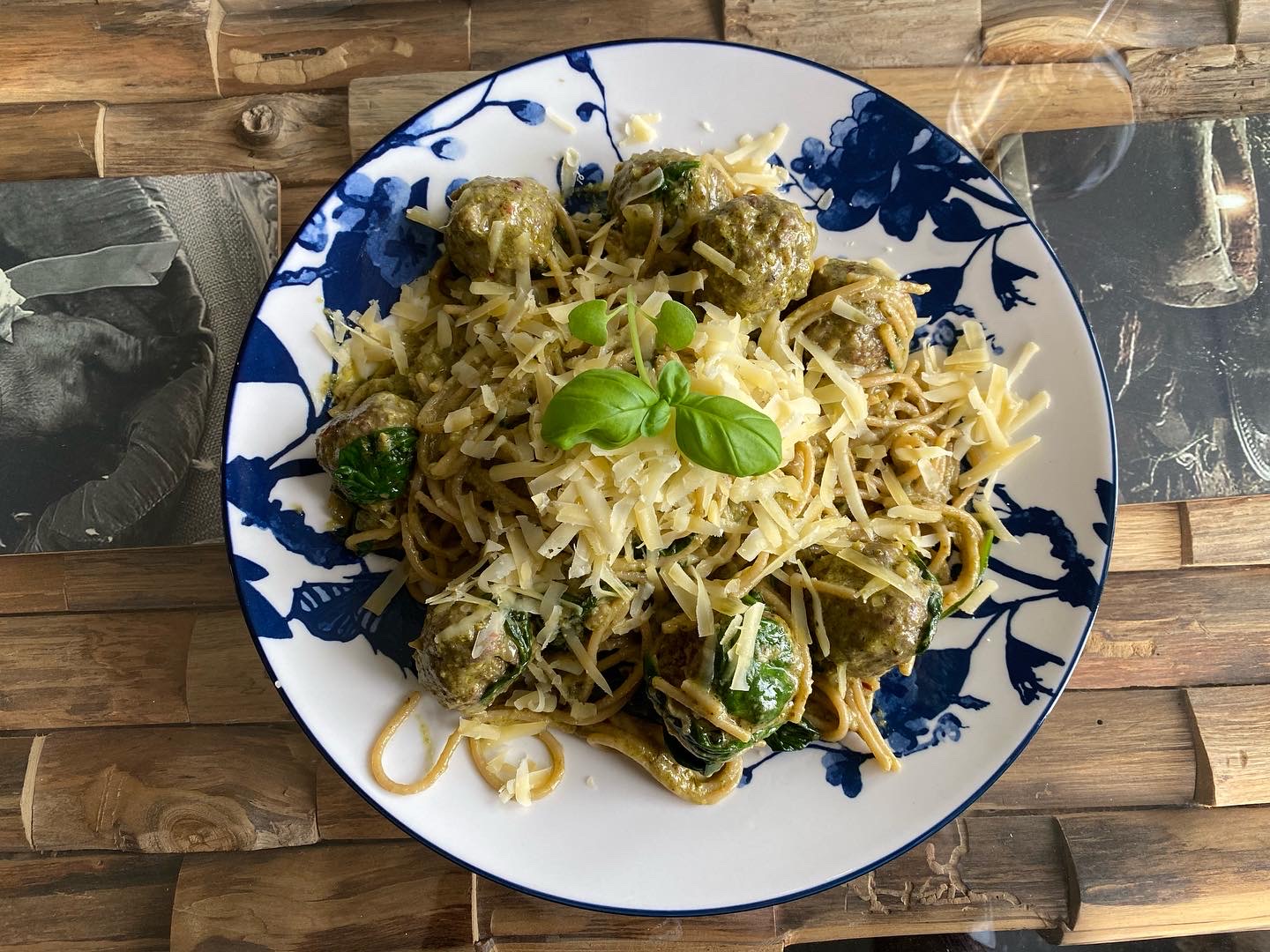 Italiaanse pasta-pesto met spinazie en gehaktballetjes • Alles voor je ...