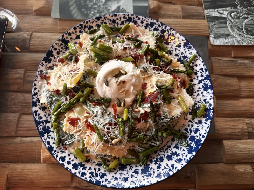 Lente ravioli met Groene Asperges, Burrata & Krokante Serrano • Alles ...